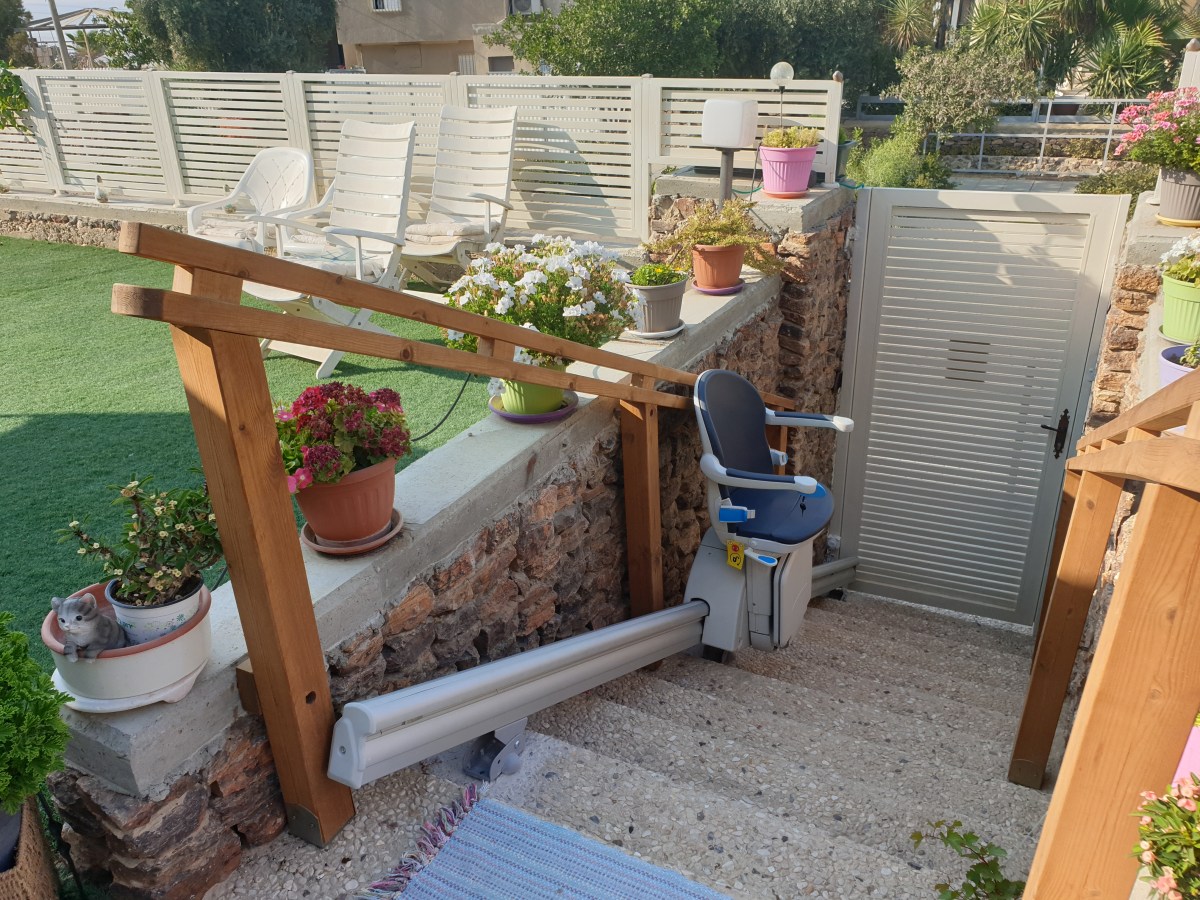 Handicare 1000 Outdoor Stairlift – Care Lift Services. Straight ...